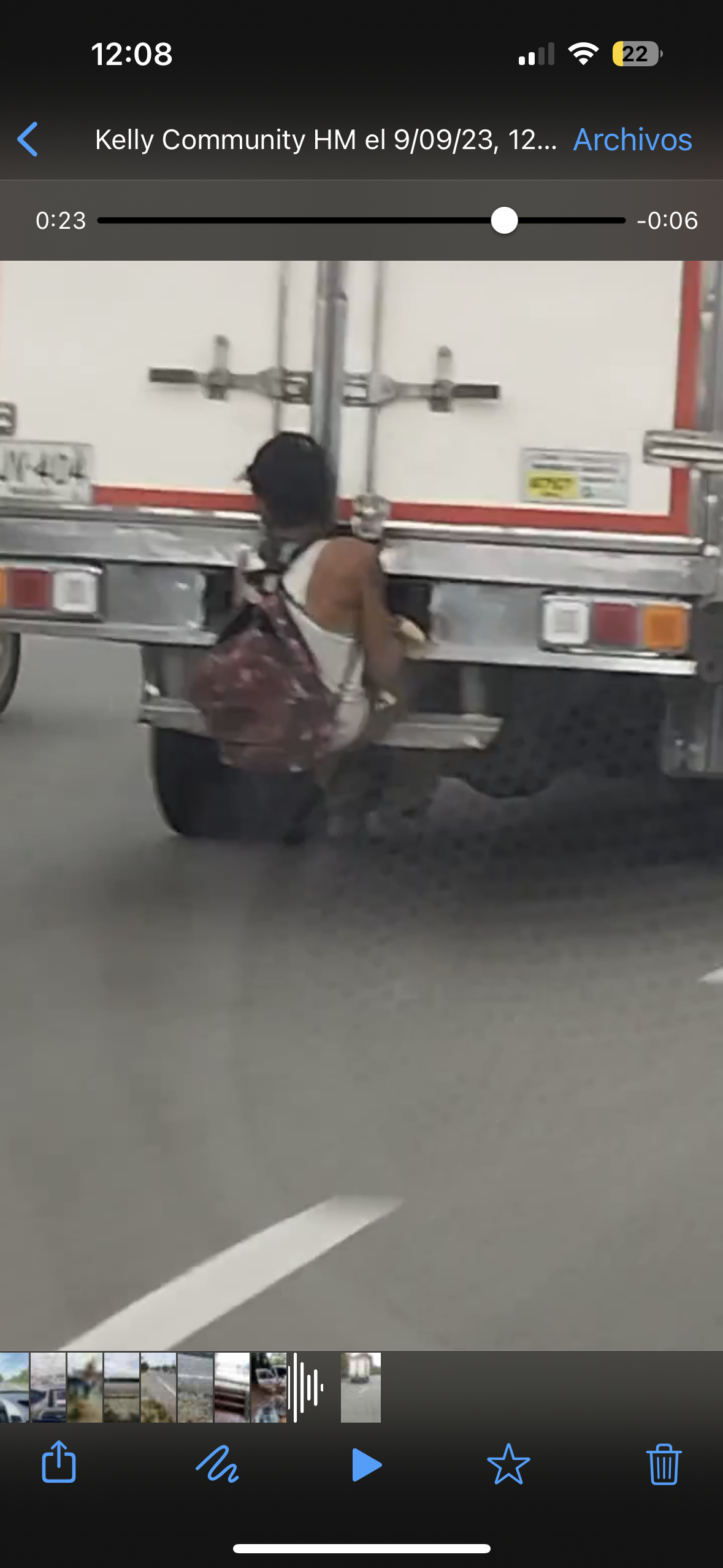 Hombre aferrado a camión en la recta Cali-Palmira