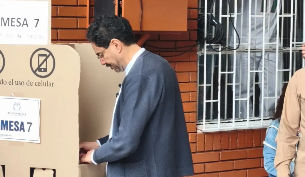 "Vamos a gobernar para todo el país": Iván Cepeda vota en Bogotá